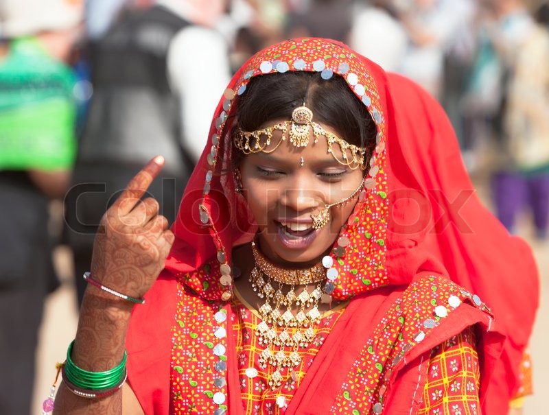 Indisk pige i farverige etnisk påklædning | stock foto | Colourbox