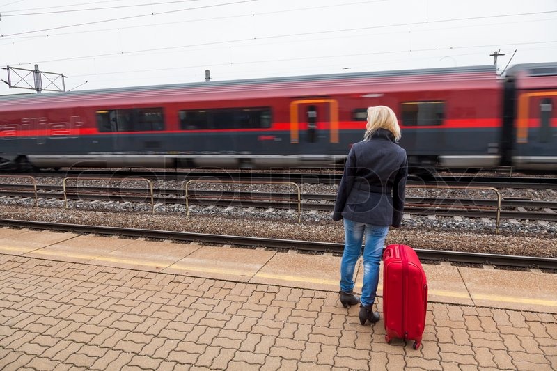 Frau wartet auf ihren Bahnhof | Stockfoto | Colourbox