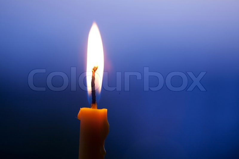 Brennende Kerze | Stock Bild | Colourbox