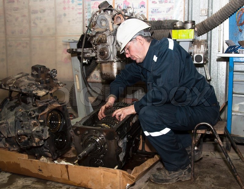 Mechaniker hinter der Arbeit in der ... | Stock Bild | Colourbox