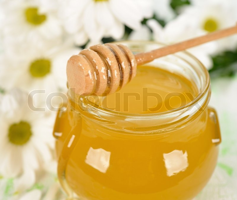 Honig und Blumen auf einem weißen ... | Stock Bild | Colourbox