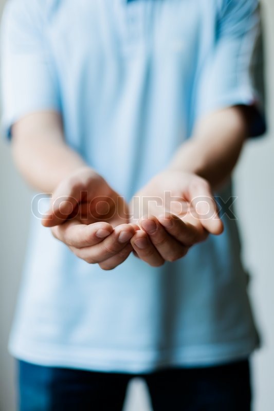 Man hält etwas in der Hand | Stock Bild | Colourbox