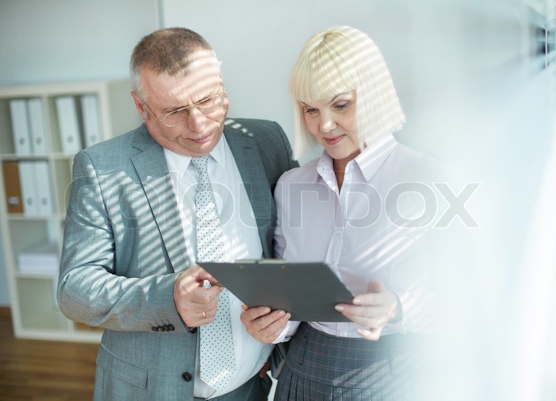 Kolleginnen und Kollegen bei der Arbeit | Stock Bild | Colourbox