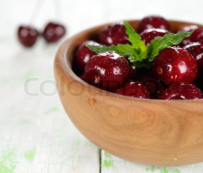 Frische Kirschen in einer Holzschale | Stock Bild | Colourbox