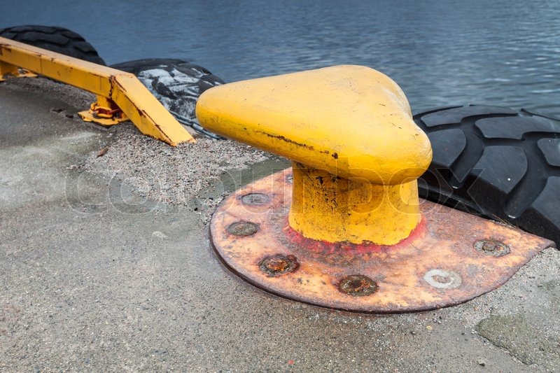 Gul fortøjning pullert på beton mole | Stock foto | Colourbox