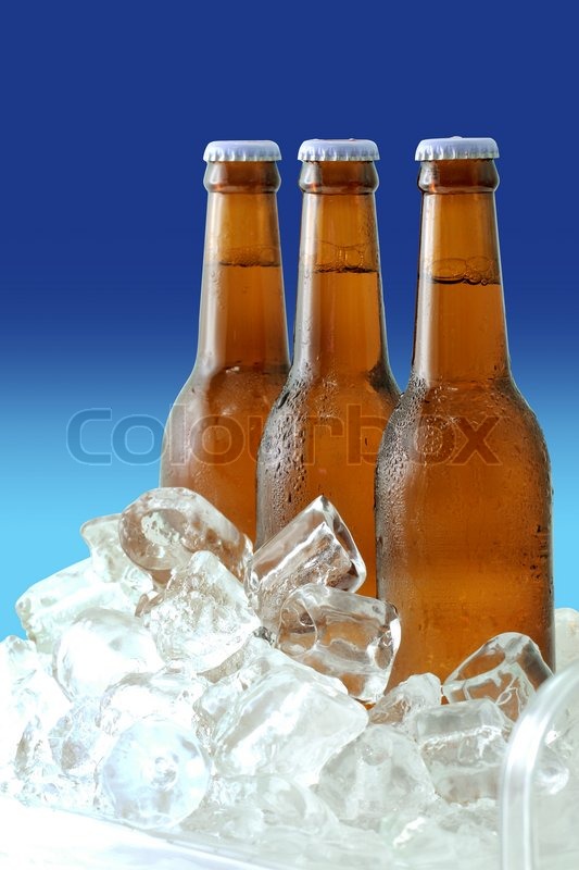 Bierflaschen auf Eis | Stock Bild | Colourbox