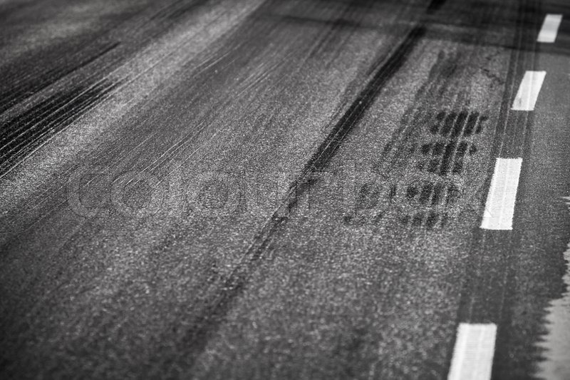 Asphalt-Straße mit Markierungslinien ... | Stock Bild | Colourbox