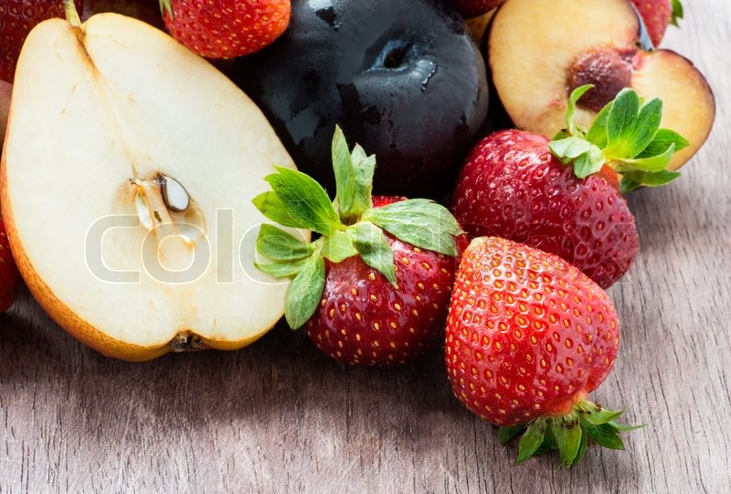 Frische Sommer Obst über hölzerne ... | Stock Bild | Colourbox