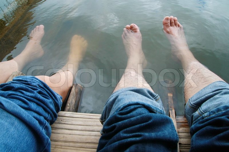 Viele barfuß spielen Wasser | Stock Bild | Colourbox