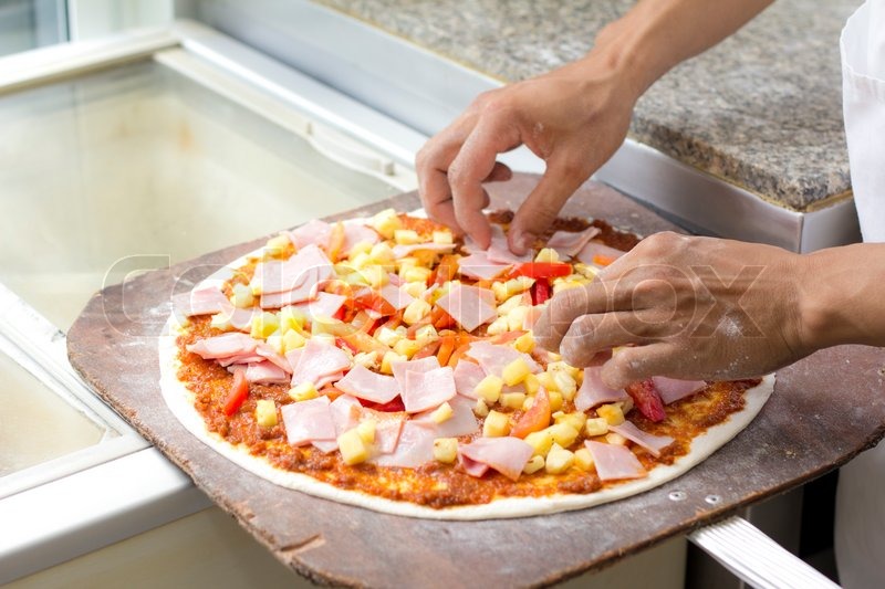 Chef Bäcker machen Pizza in Küche | Stock Bild | Colourbox