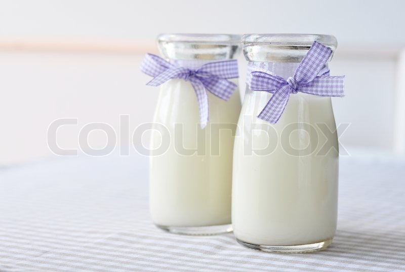Milchflasche | Stock Bild | Colourbox