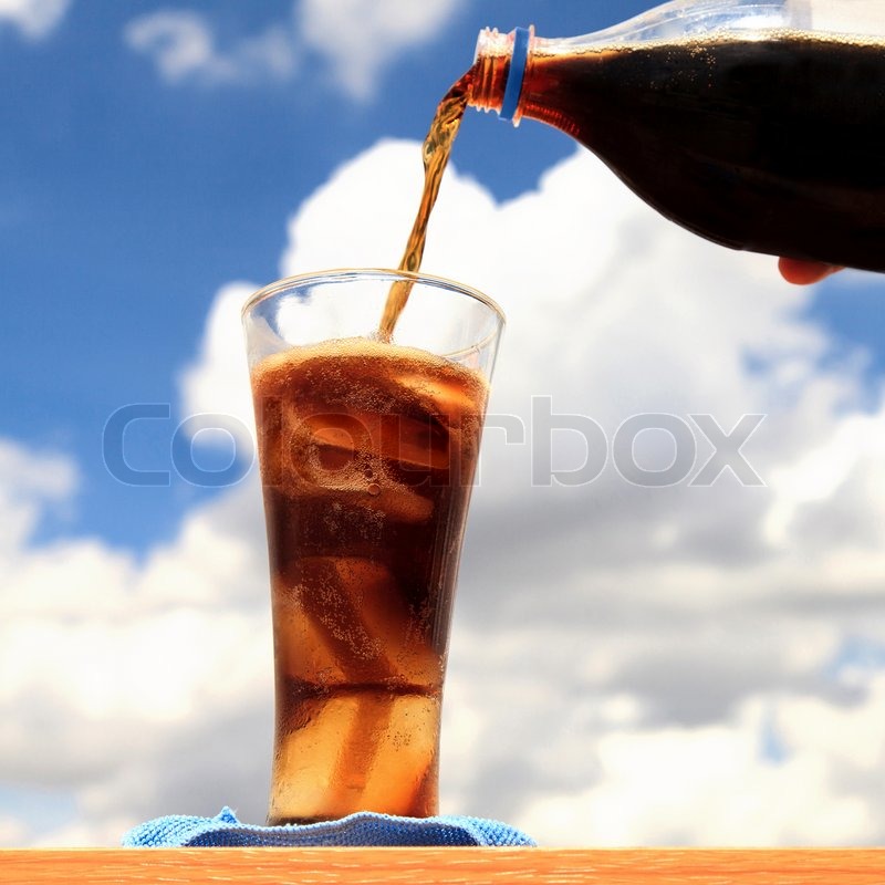 Cola trinken | Stock Bild | Colourbox