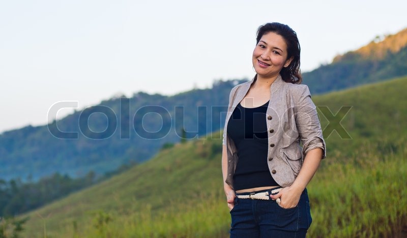 Smuk kvinde nyder naturen | Stock foto | Colourbox