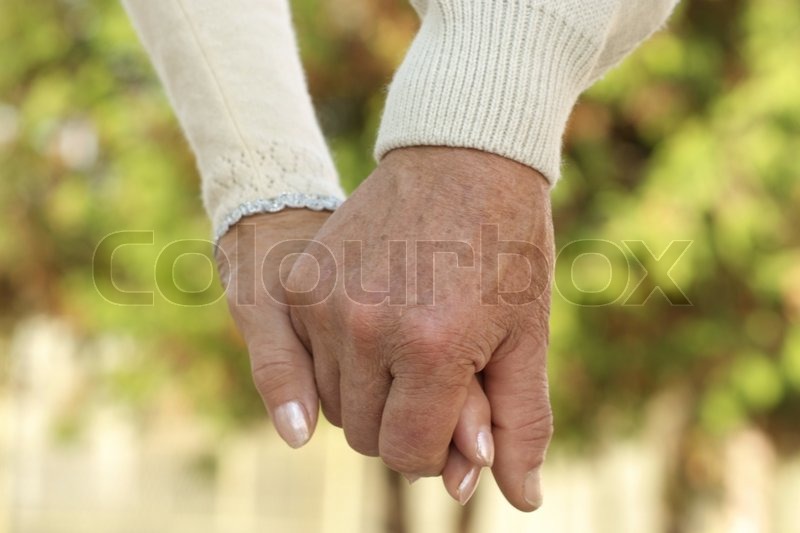 Zwei Hände über die Natur | Stock Bild | Colourbox