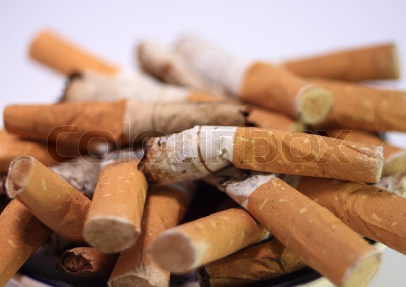 Askebæger fyldt med cigaret skodder på ... | Stock foto | Colourbox