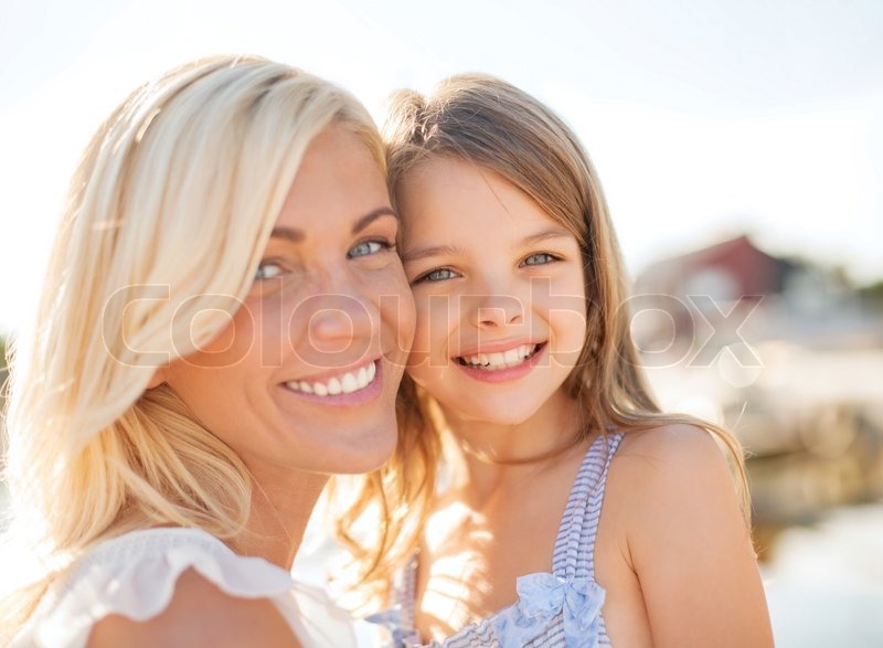 Mutter und Kind glücklich | Stock Bild | Colourbox