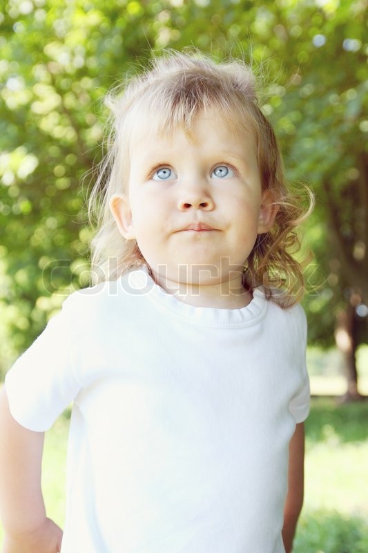 Kleine blonde Mädchen | Stock Bild | Colourbox