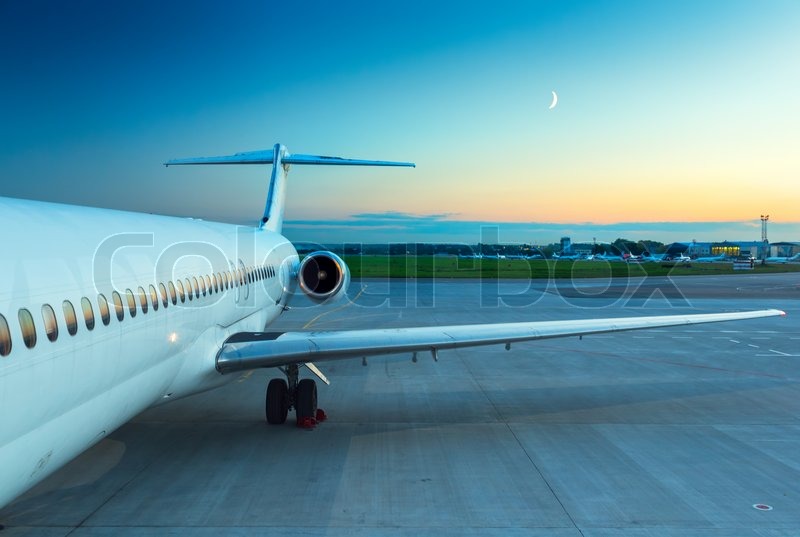 Flugzeug auf dem Flughafen | Stock Bild | Colourbox