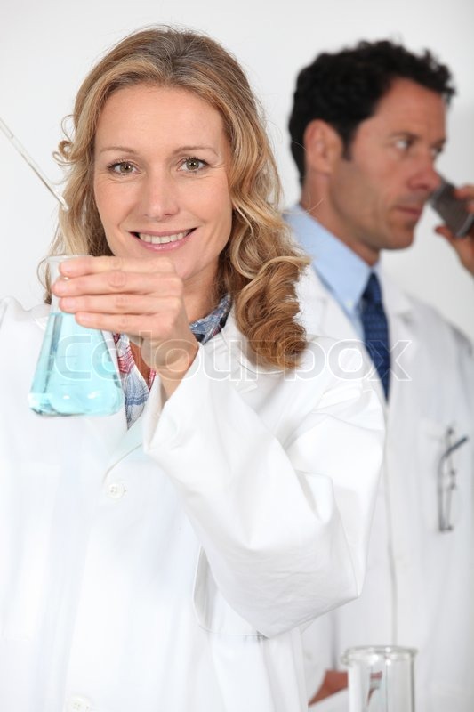 Laborantin Testen flüssiger , während ... | Stock Bild | Colourbox