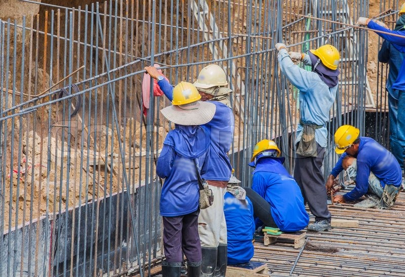 Authentische Bau Bauarbeiter arbeiten ... | Stock Bild | Colourbox