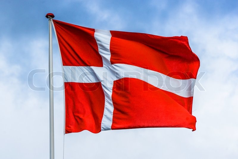 Danske flag på blå himmel med hvide ... | Stock foto | Colourbox