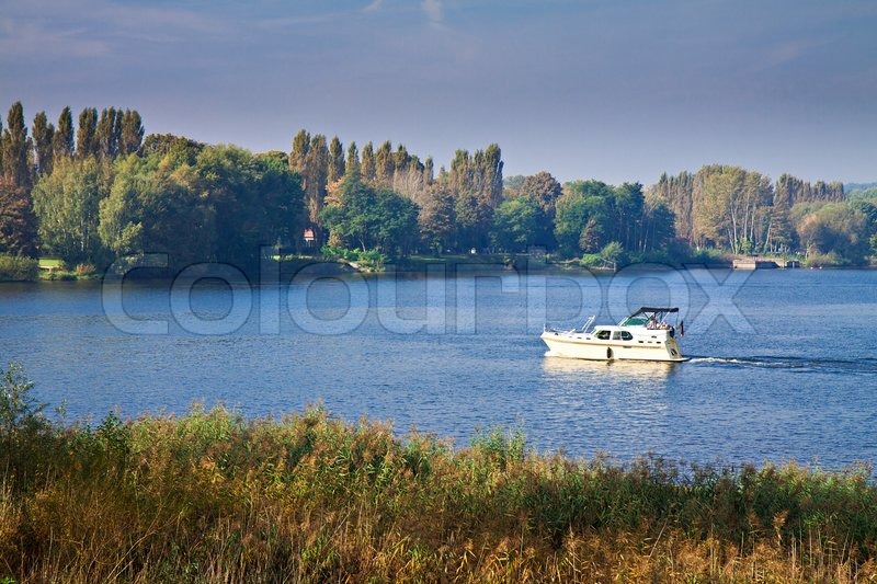 Ein Boot auf dem Fluss | Stock Bild | Colourbox
