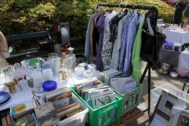 Billeder fra loppemarked, hvor folk ... | Stock foto | Colourbox