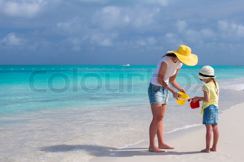 Mutter und Tochter am Strand Karibik ... | Stock Bild | Colourbox