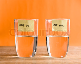 Glas, er glasset halvt fyldt eller halvt tomt, post-it | Stock Billede ...